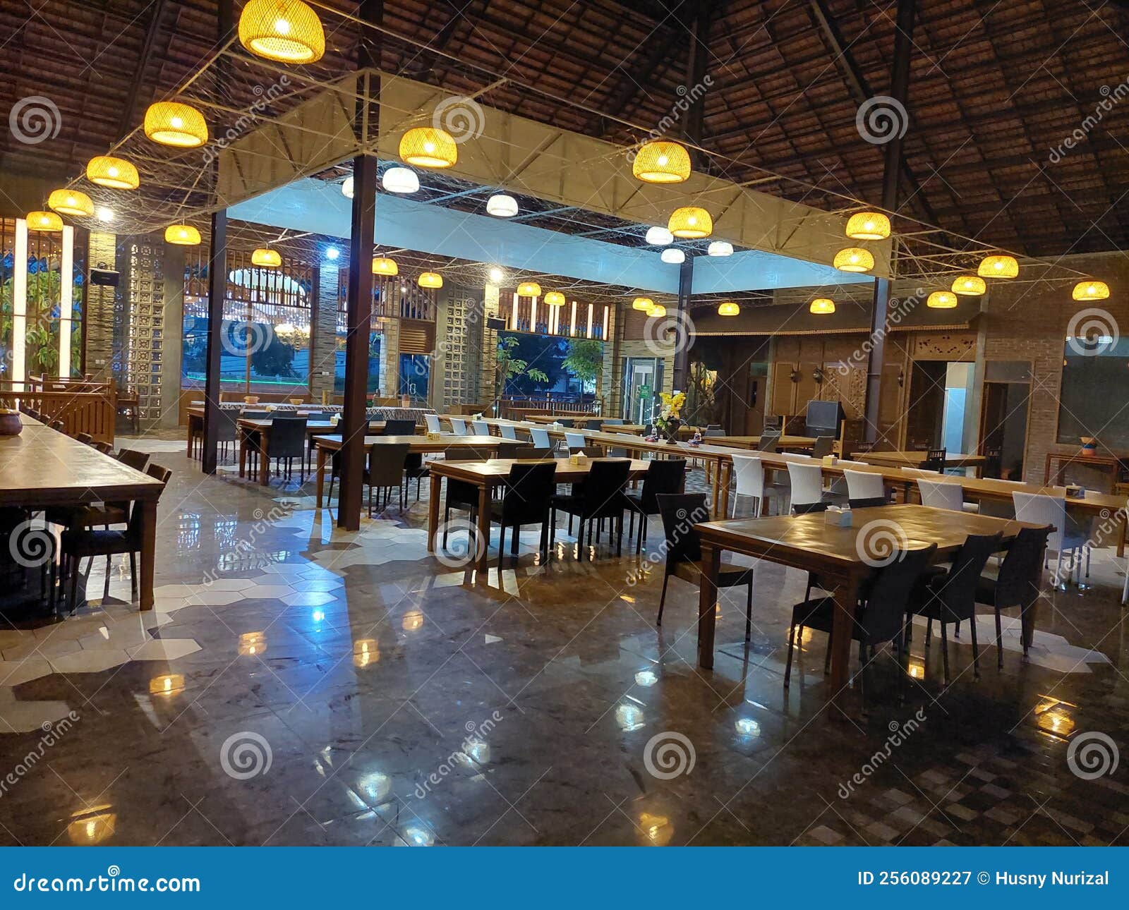 Nuansa Tradisional Di Tengah Kota Stock Image - Image of night ...