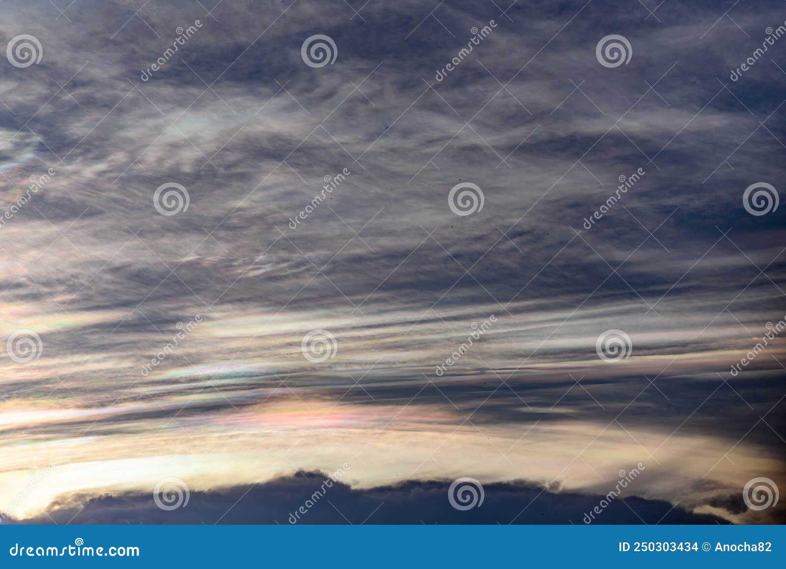 Nube De Perilla Iridiscente Y Cielo Foto de archivo - Imagen de azul ...