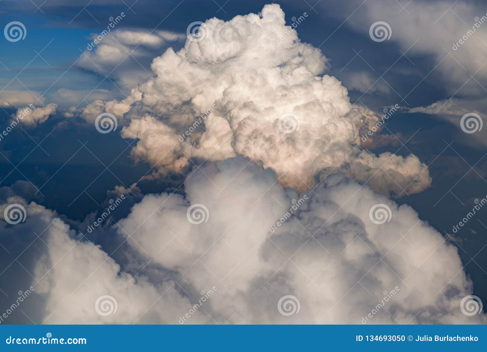 Nube Grande De La Tempestad De Truenos Foto de archivo - Imagen de ...