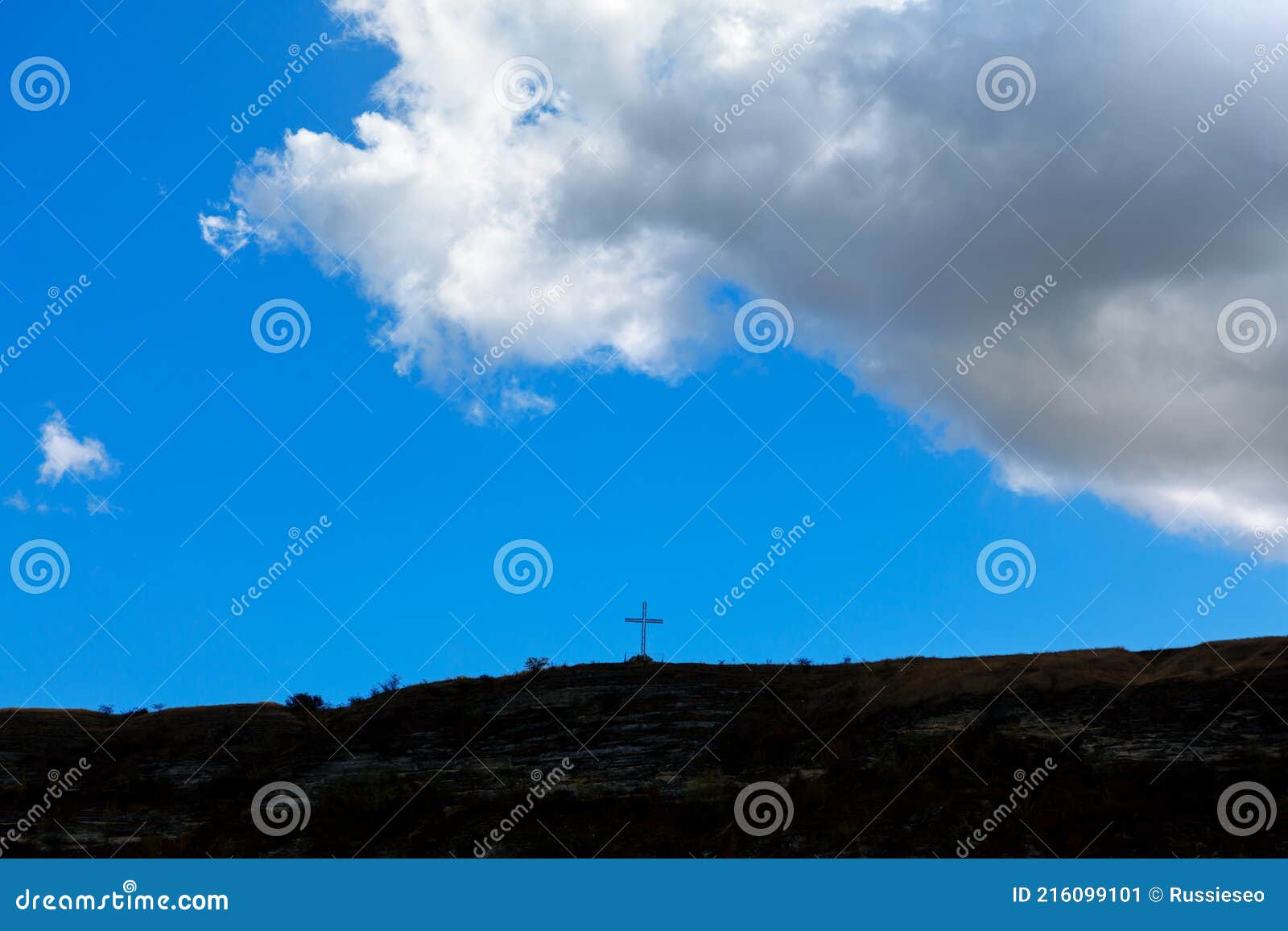 Nube sobre la cruz imagen de archivo. Imagen de nube - 216099101