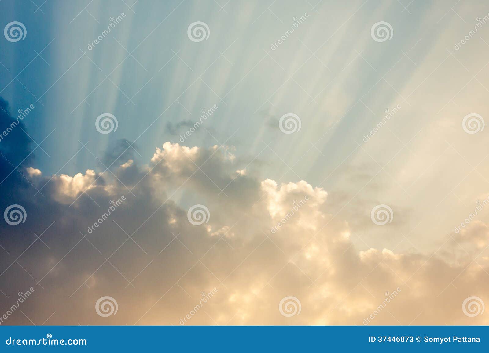 Nube y rayo solar imagen de archivo. Imagen de viga, celaje - 37446073