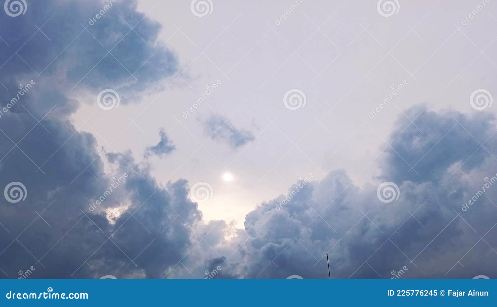 Nube y sol imagen de archivo. Imagen de amanecer, nublado - 225776245