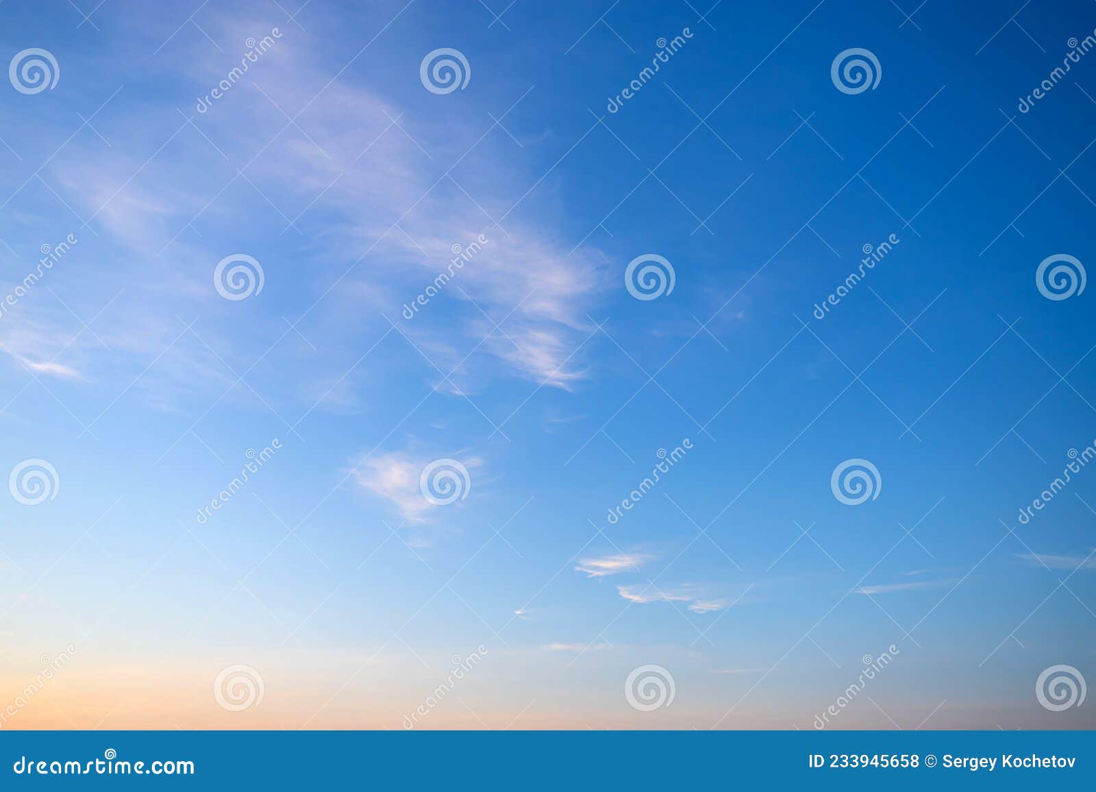 Nubes Azul Claro Sobre El Cielo Azul. Foto de archivo - Imagen de clima ...