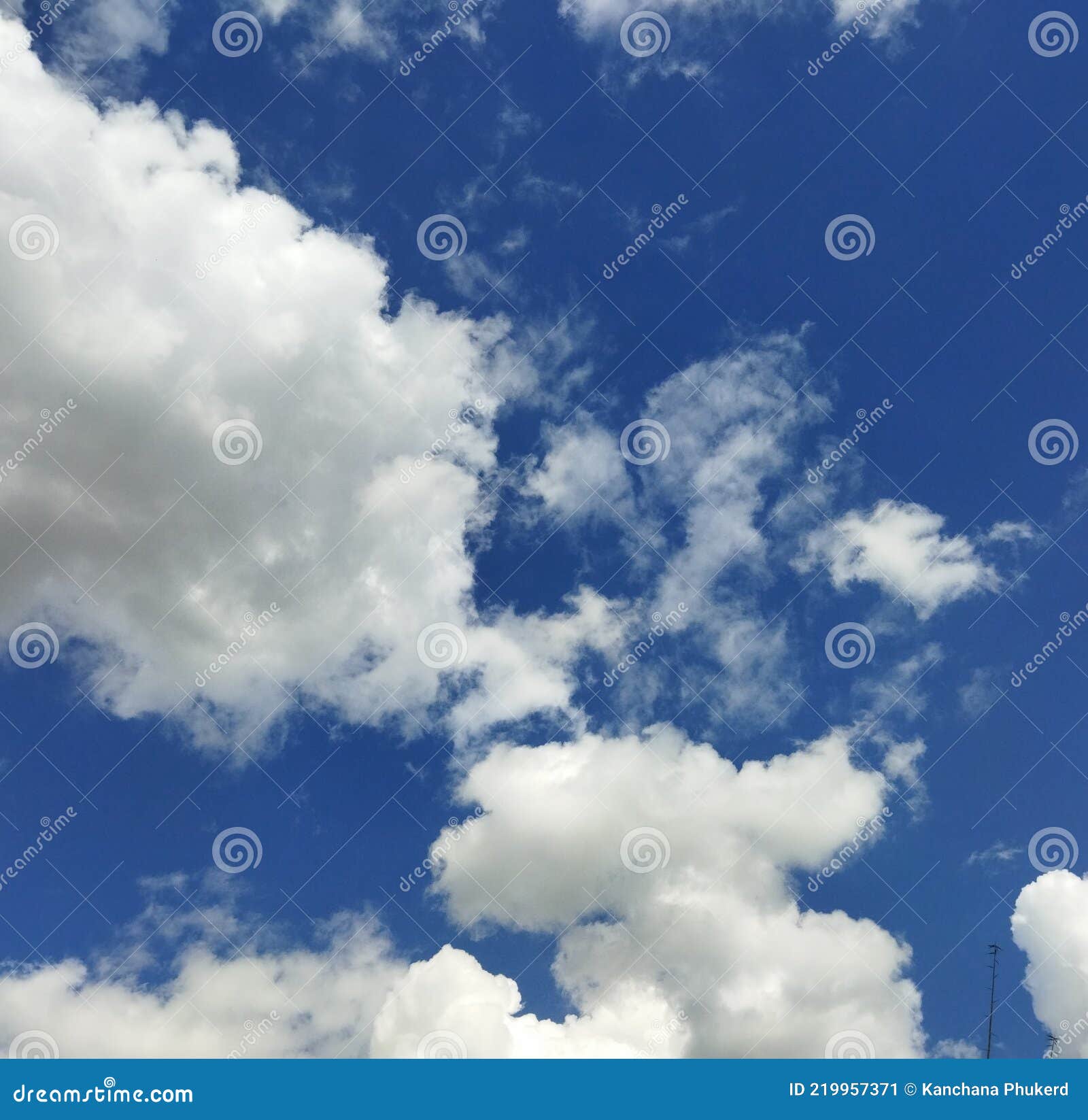 Nubes azules. imagen de archivo. Imagen de cubo, fondo - 219957371