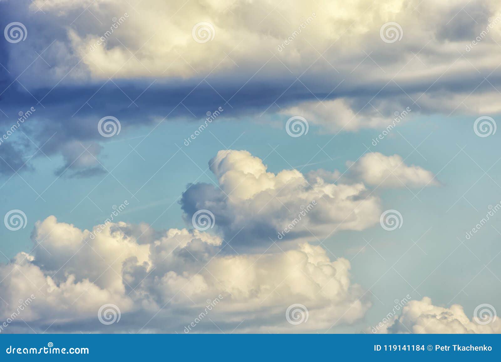 Nubes Azules Hermosas En Una Tempestad De Truenos Foto de archivo ...