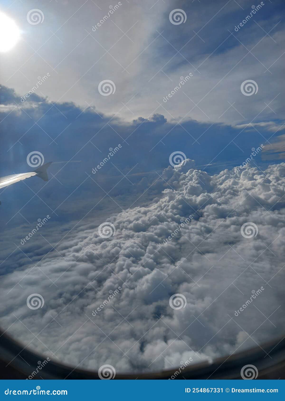 Nubes azules y cielos imagen de archivo. Imagen de onda - 254867331