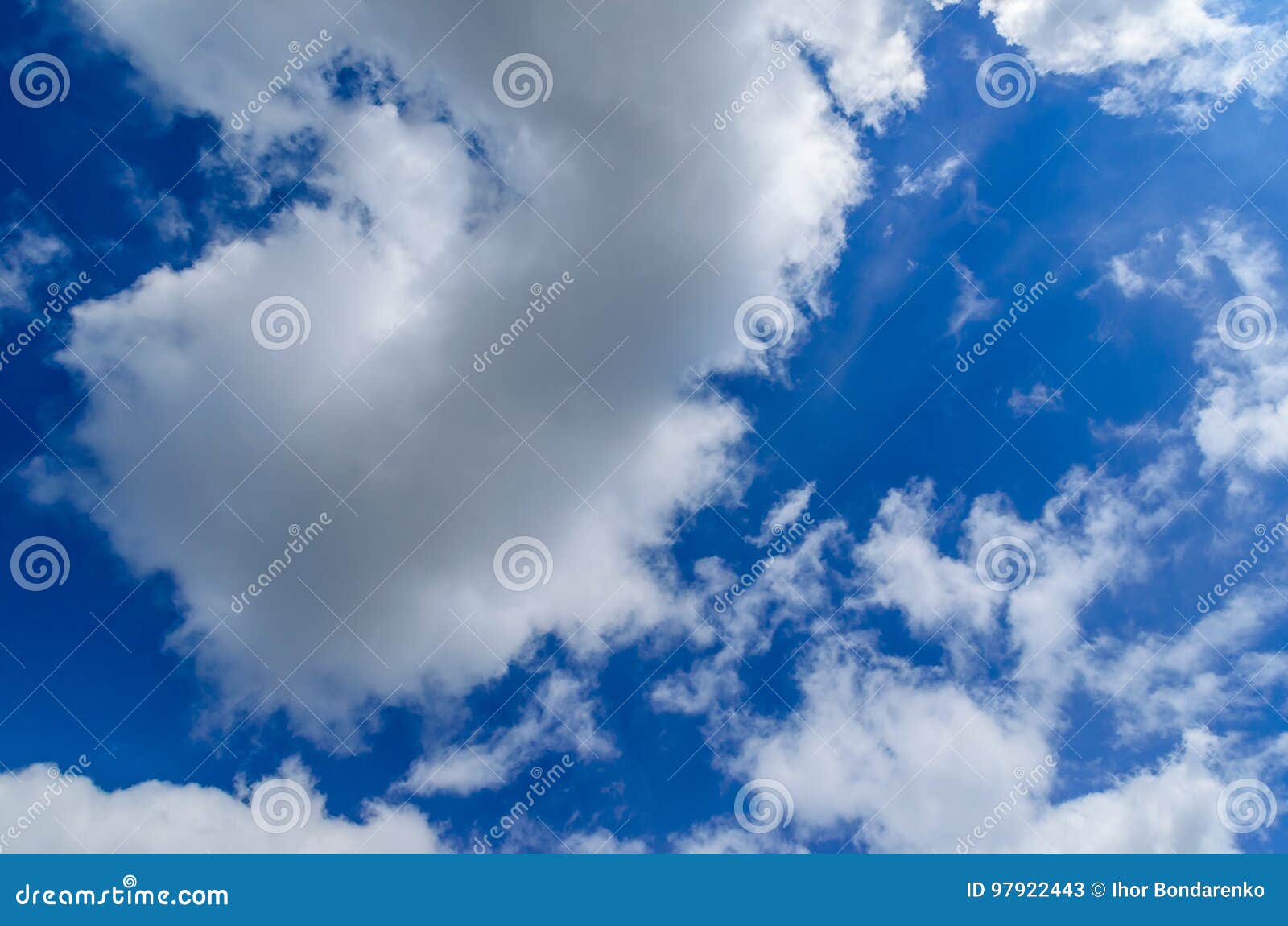 Nubes Blancas En Cielo Azul Profundo Imagen de archivo - Imagen de azul ...