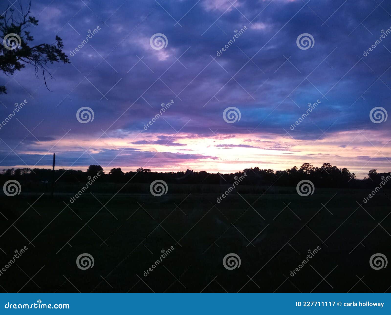 Nubes De Niebla Moradas Profundas Imagen de archivo - Imagen de sunset ...