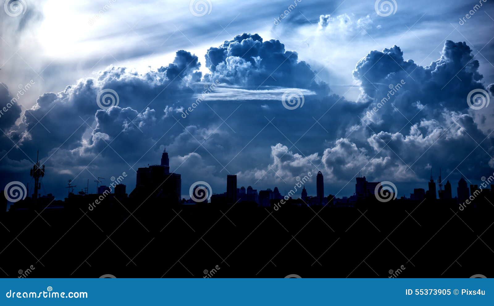 Nubes De Tormenta Azul Marino Sobre Ciudad Imagen de archivo - Imagen ...