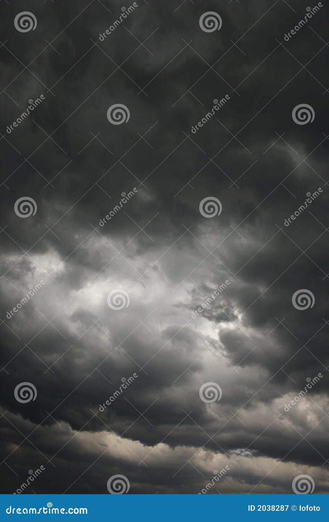 Nubes de tormenta oscuras. imagen de archivo. Imagen de vertical - 2038287