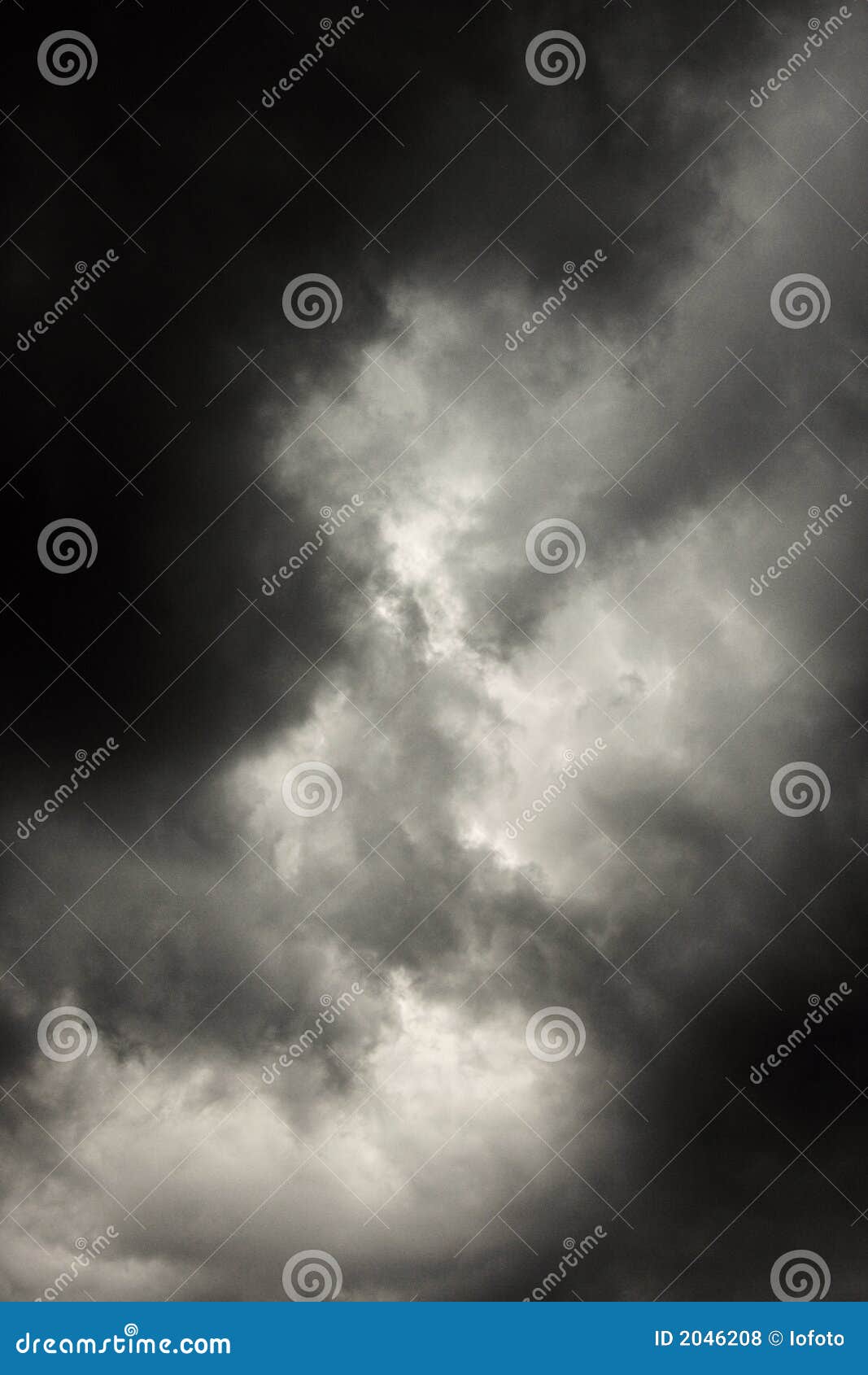 Nubes de tormenta oscuras. foto de archivo. Imagen de escenas - 2046208