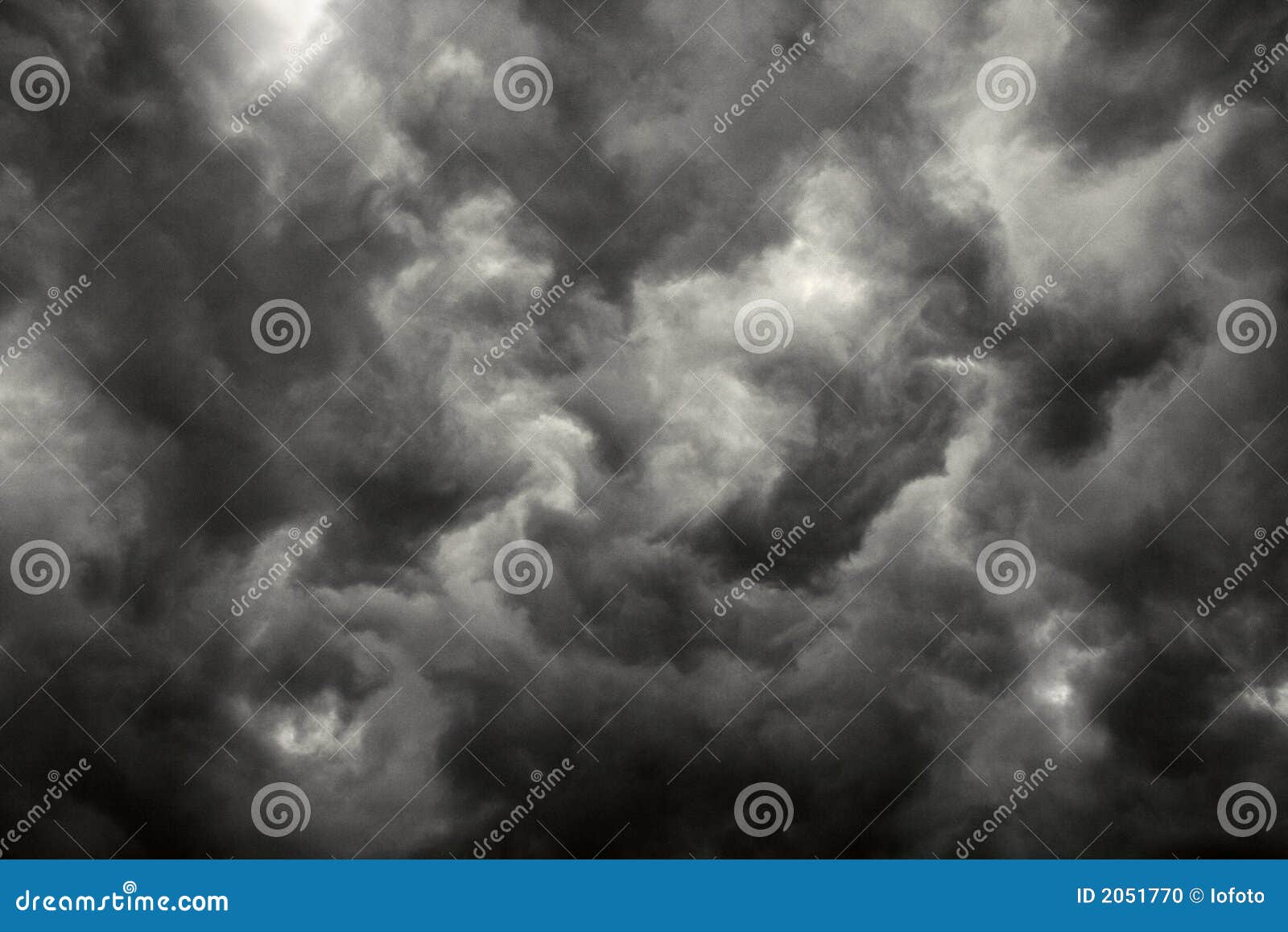Nubes de tormenta oscuras. foto de archivo. Imagen de textura - 2051770