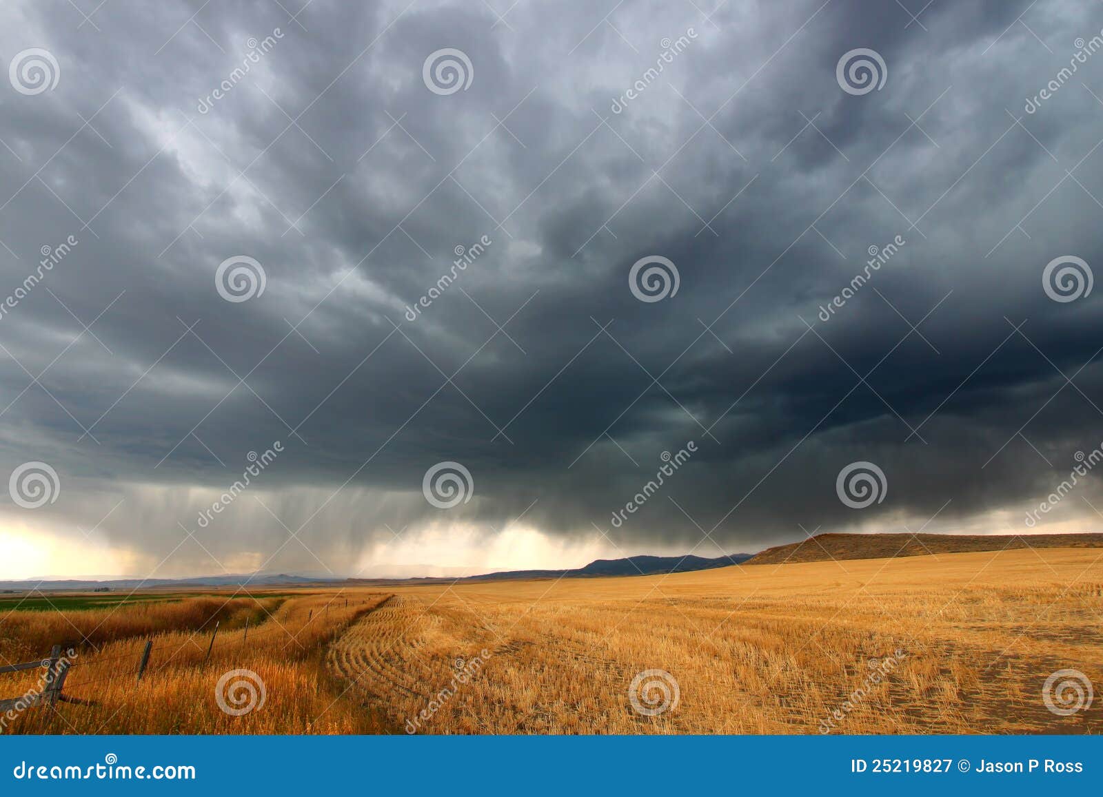 Nubes De Tormenta Rurales De Montana Imagen de archivo - Imagen de nube ...