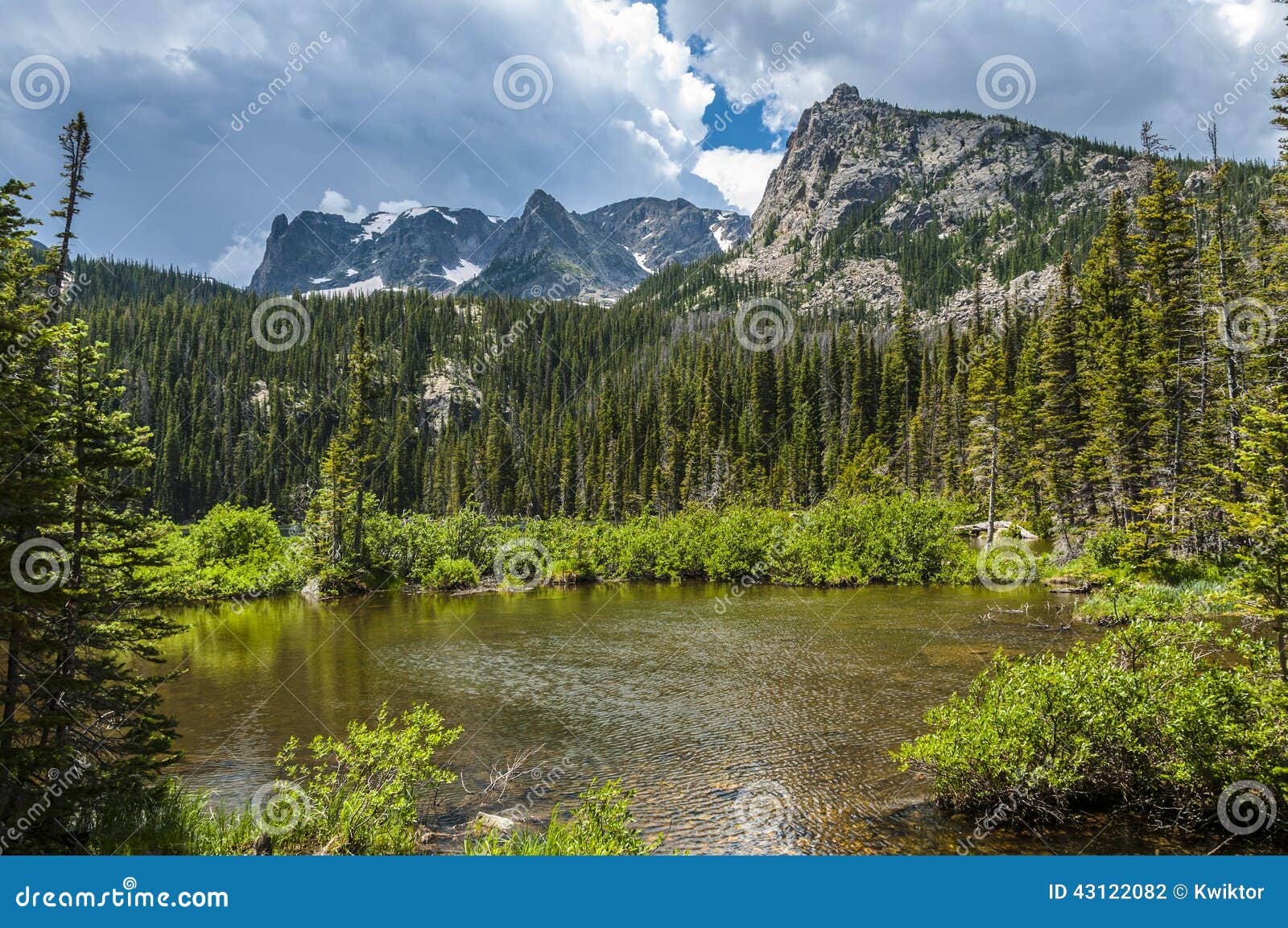 Nubes Dramáticas Sobre El Lago Fern Con Triangular, Knobtop Y Notcht ...