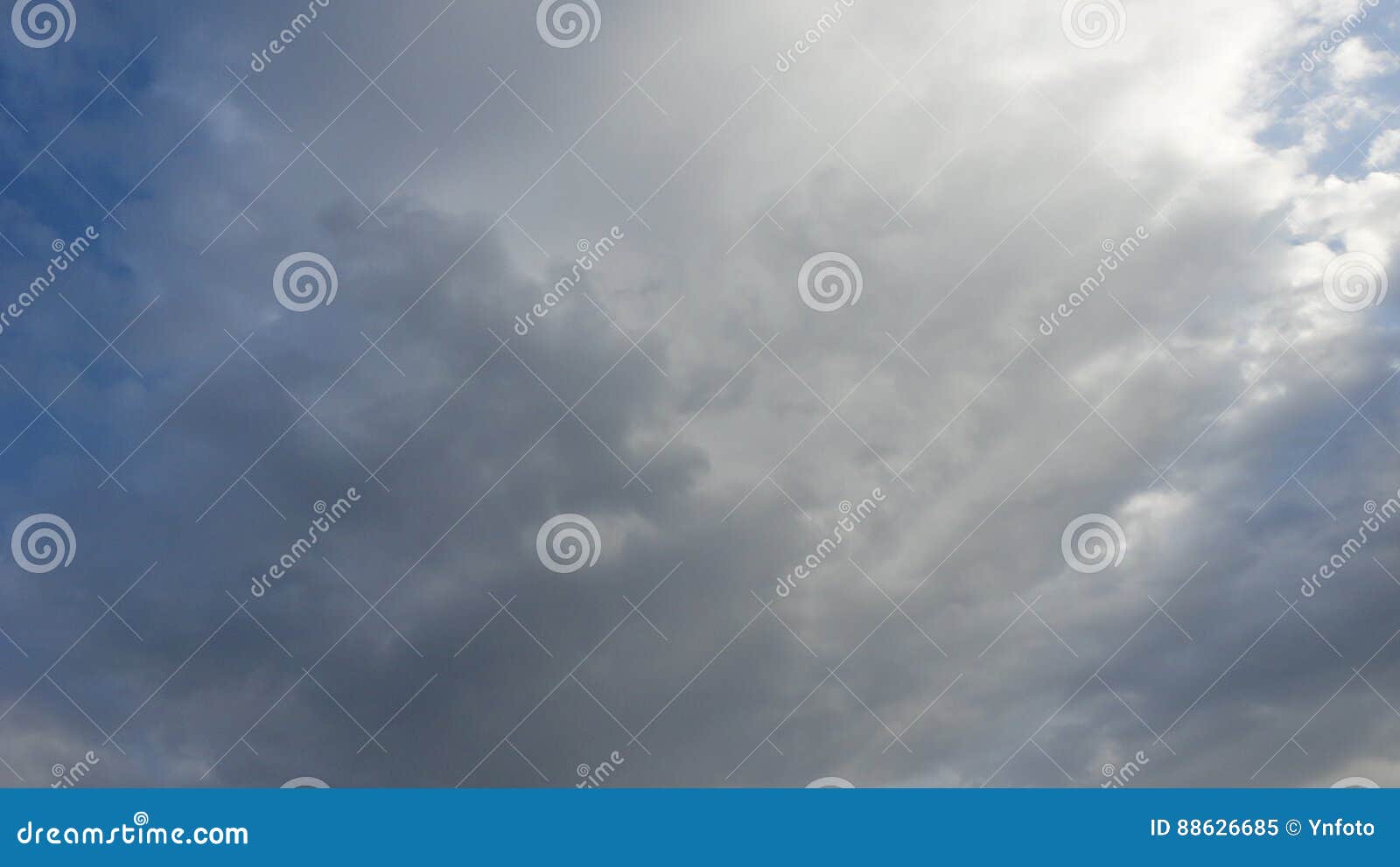 Nubes grises en cielo azul imagen de archivo. Imagen de oscuro - 88626685