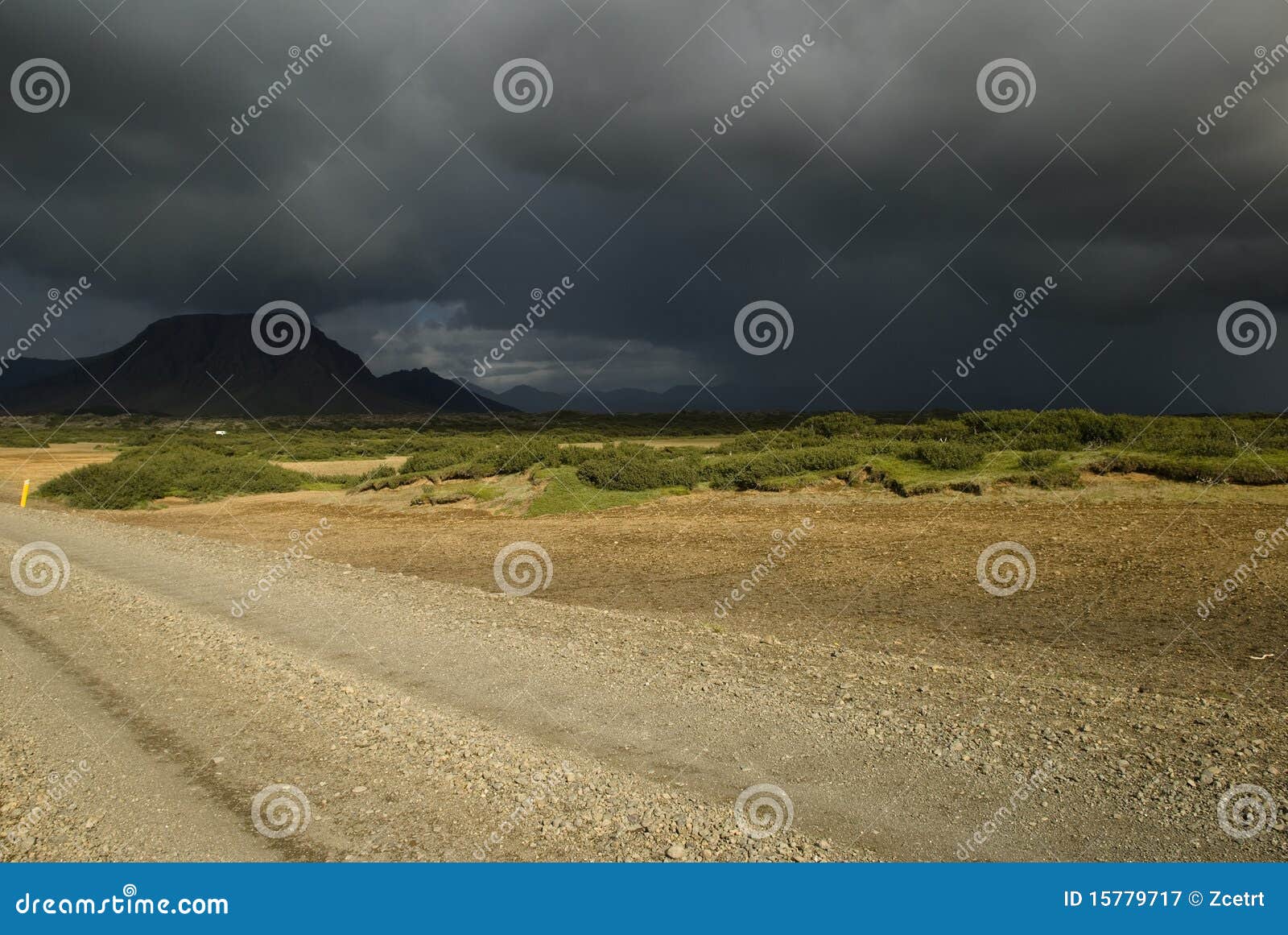 Nubes Oscuras Antes De La Tormenta Imagen de archivo - Imagen de grava ...