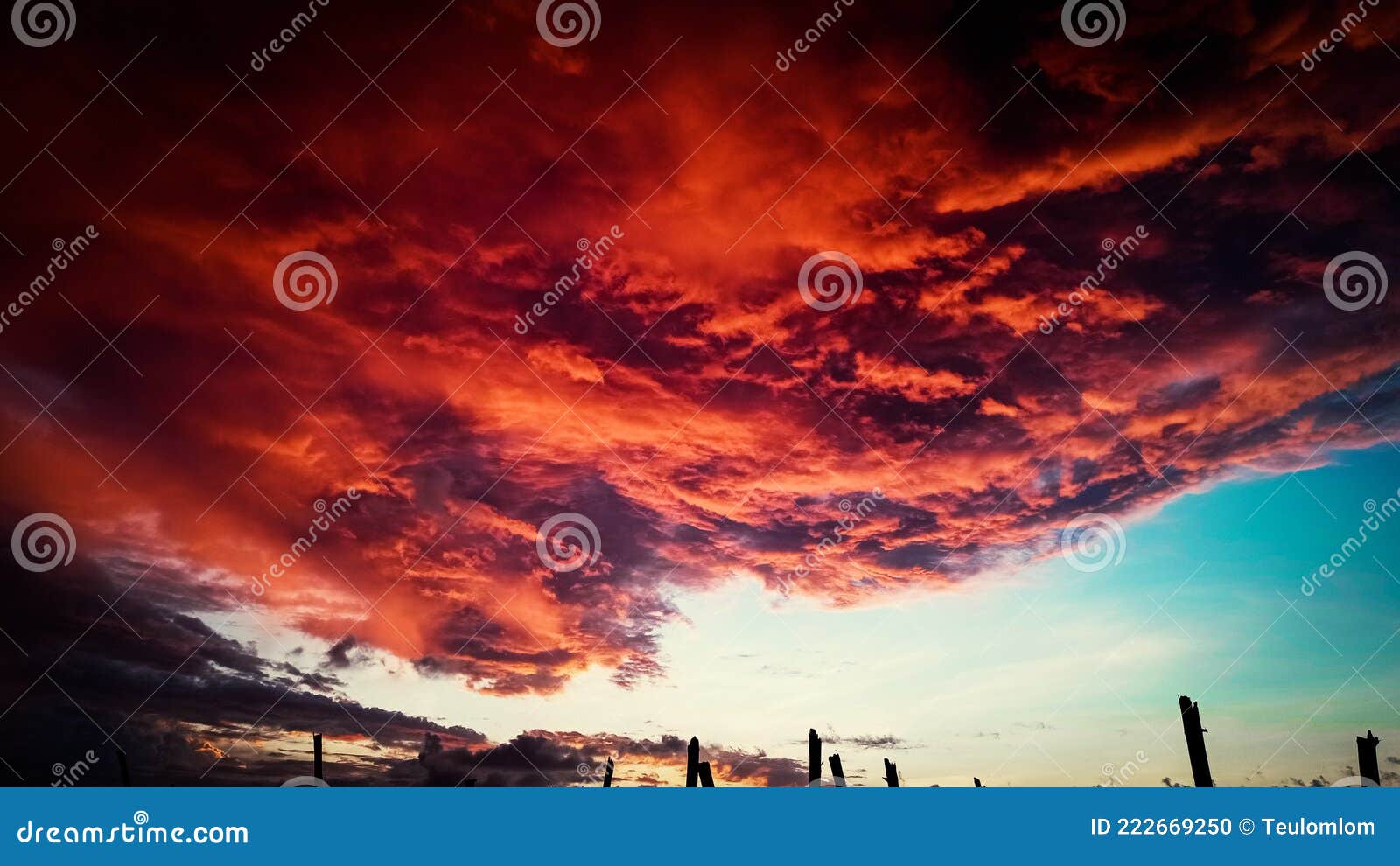 Nubes rojas al atardecer foto de archivo. Imagen de tarde - 222669250