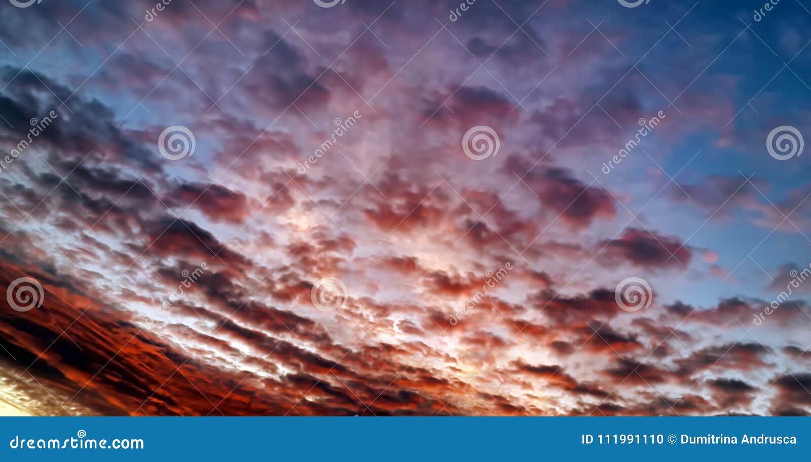 Nubes rojas en cielo foto de archivo. Imagen de verano - 111991110