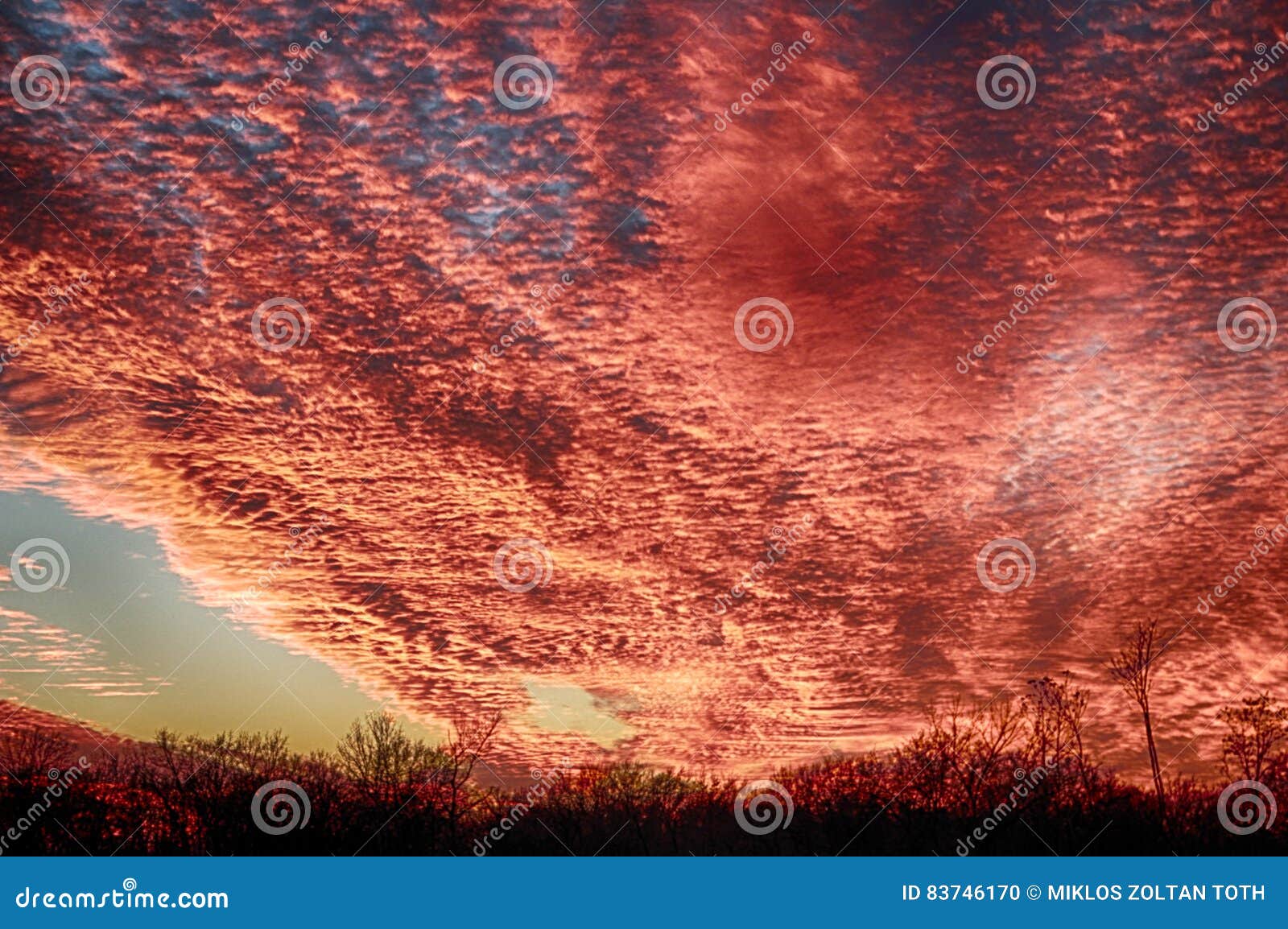 Nubes rojas en el cielo foto de archivo. Imagen de hermoso - 83746170