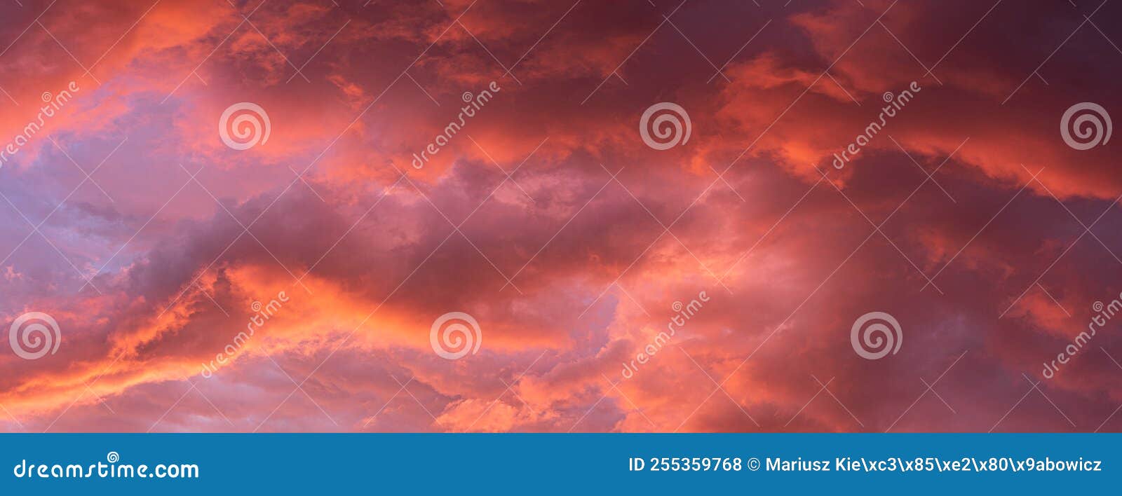 Nubes rojas en el cielo foto de archivo. Imagen de rojo - 255359768