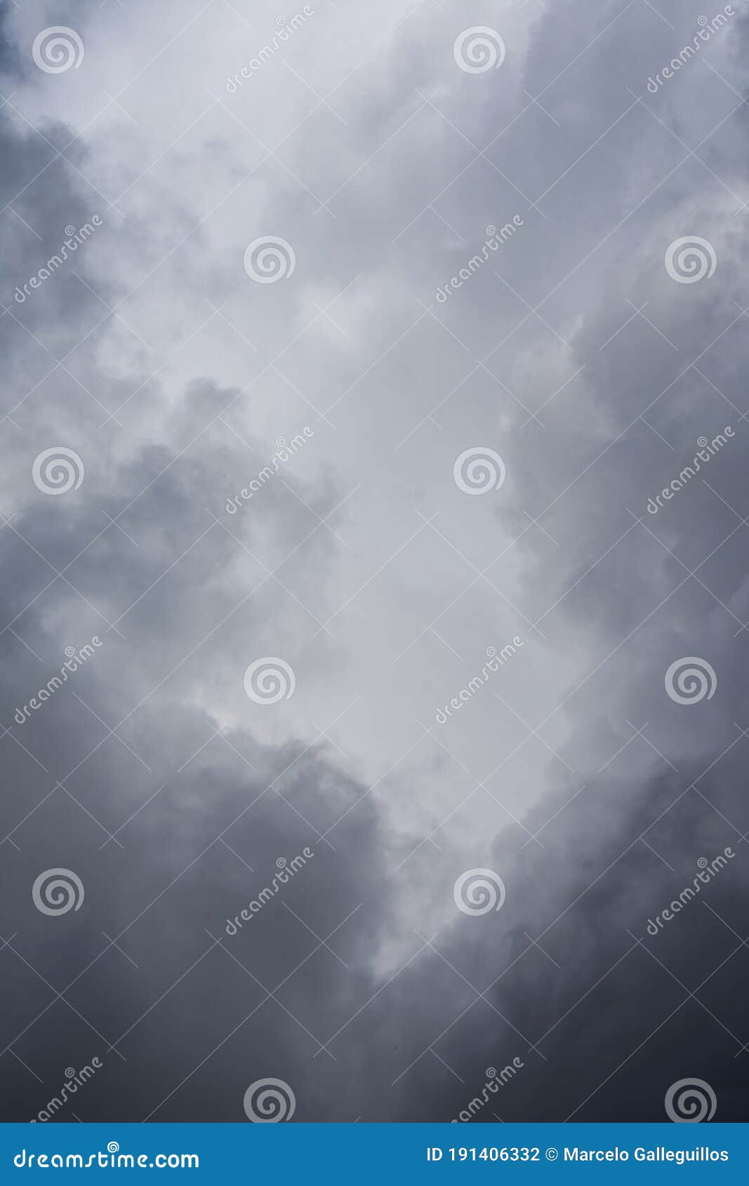 Nubes Verticales En El Cielo Foto de archivo - Imagen de cubo, fondo ...