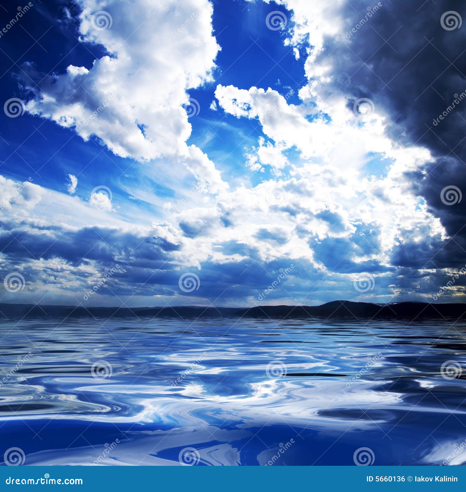 Nubes y agua foto de archivo. Imagen de nublado, horizonte - 5660136