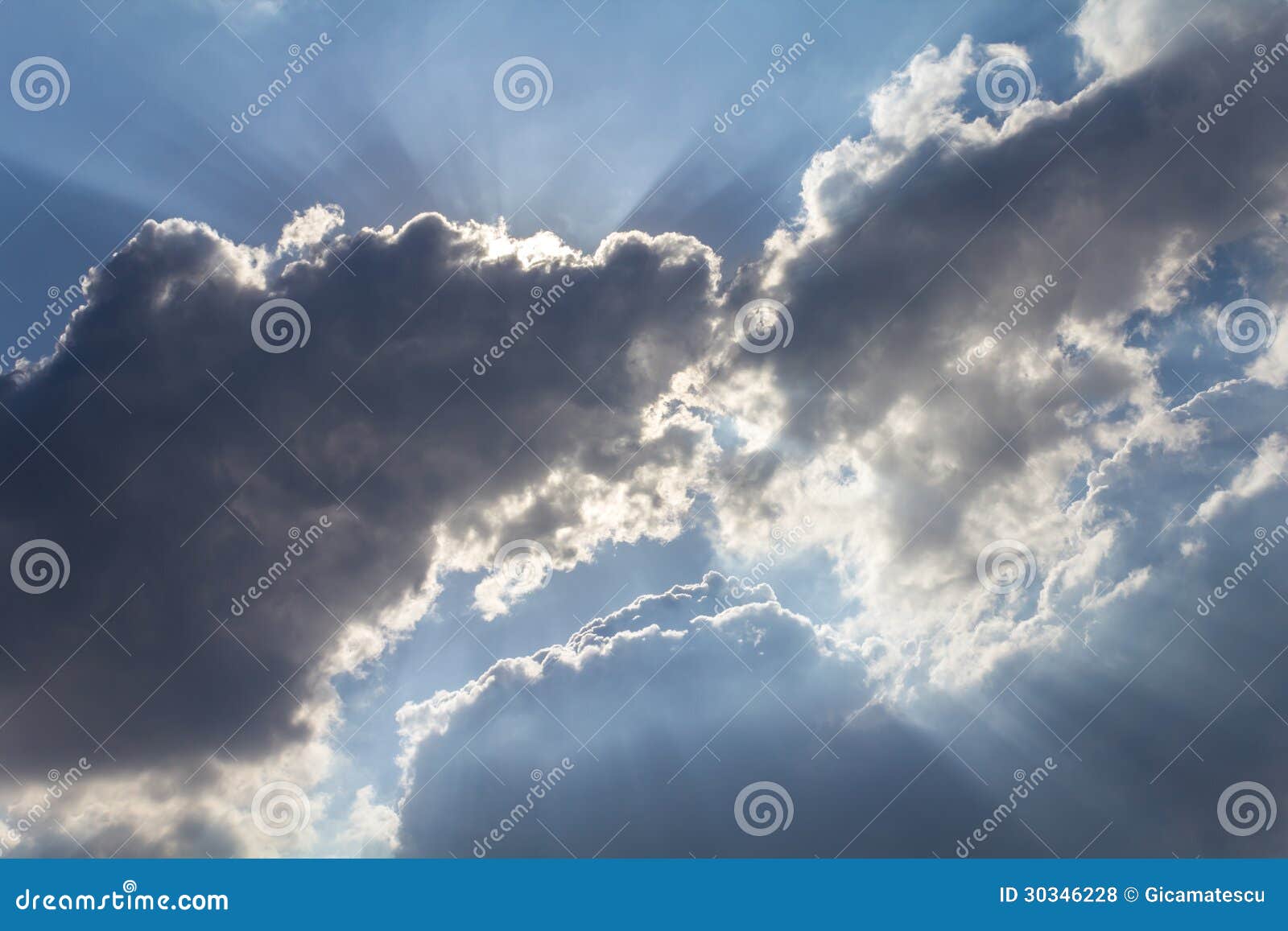 Nubes y sol foto de archivo. Imagen de divinamente, mosca - 30346228