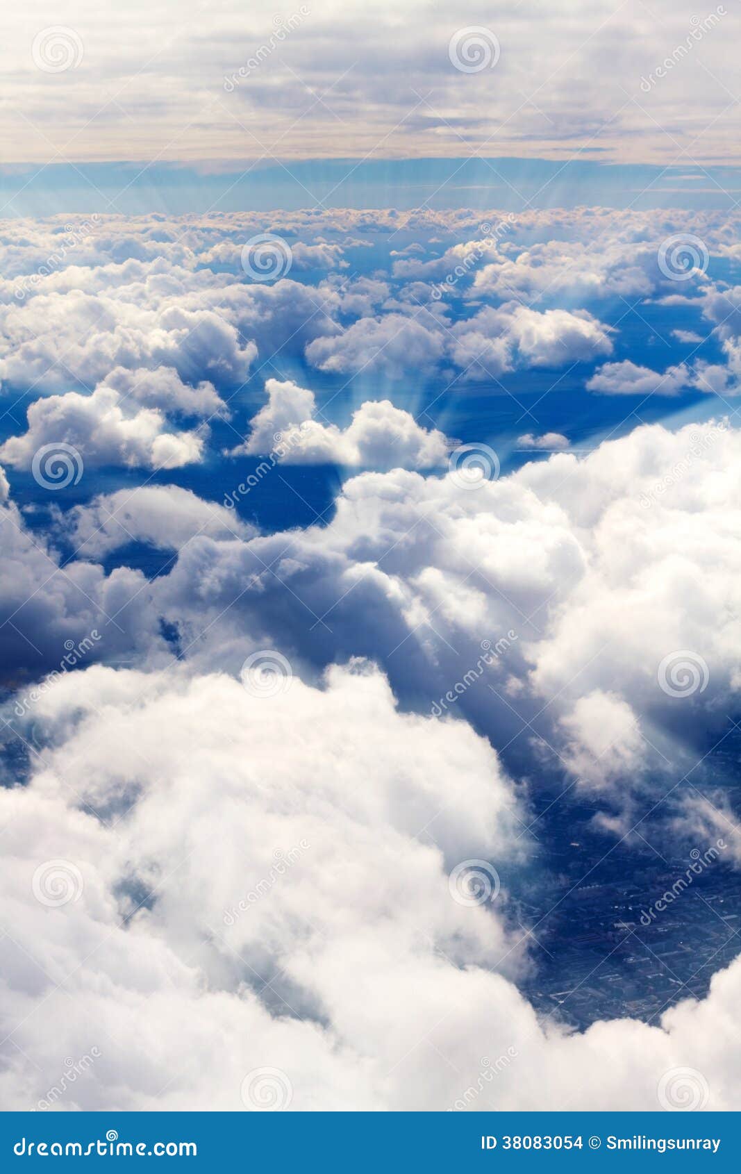 Nubes y sol foto de archivo. Imagen de cielo, sunlight - 38083054