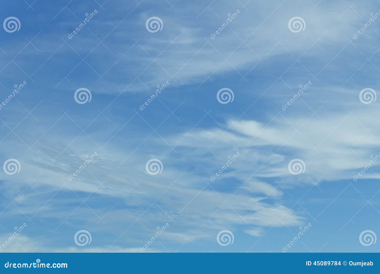 Nubi Lanuginose Bianche Nel Cielo Blu Fotografia Stock - Immagine di ...