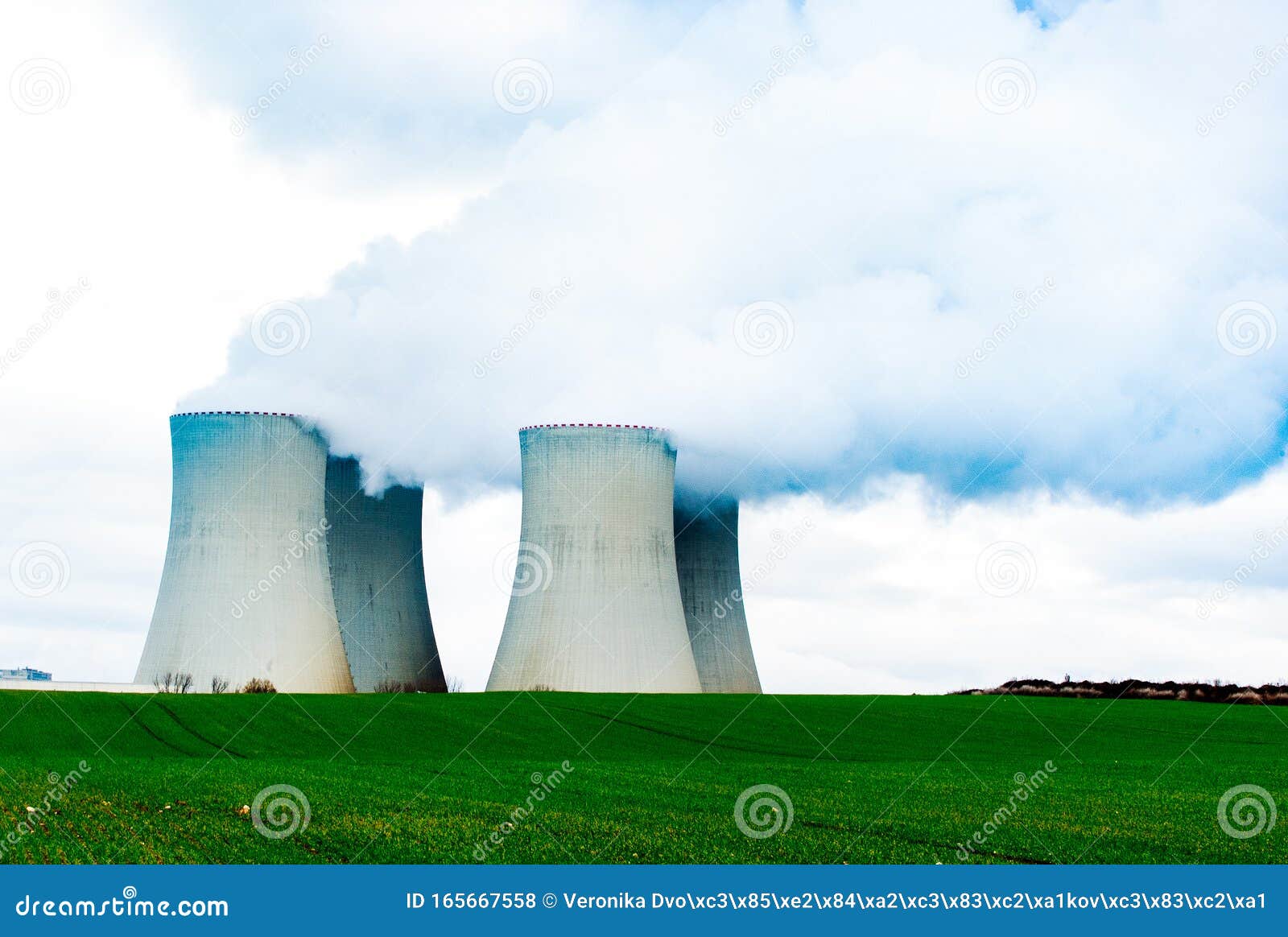 Nuclear Power Plant, Cooling Towers 库存照片 - 图片 包括有 天空, 生产: 165667558