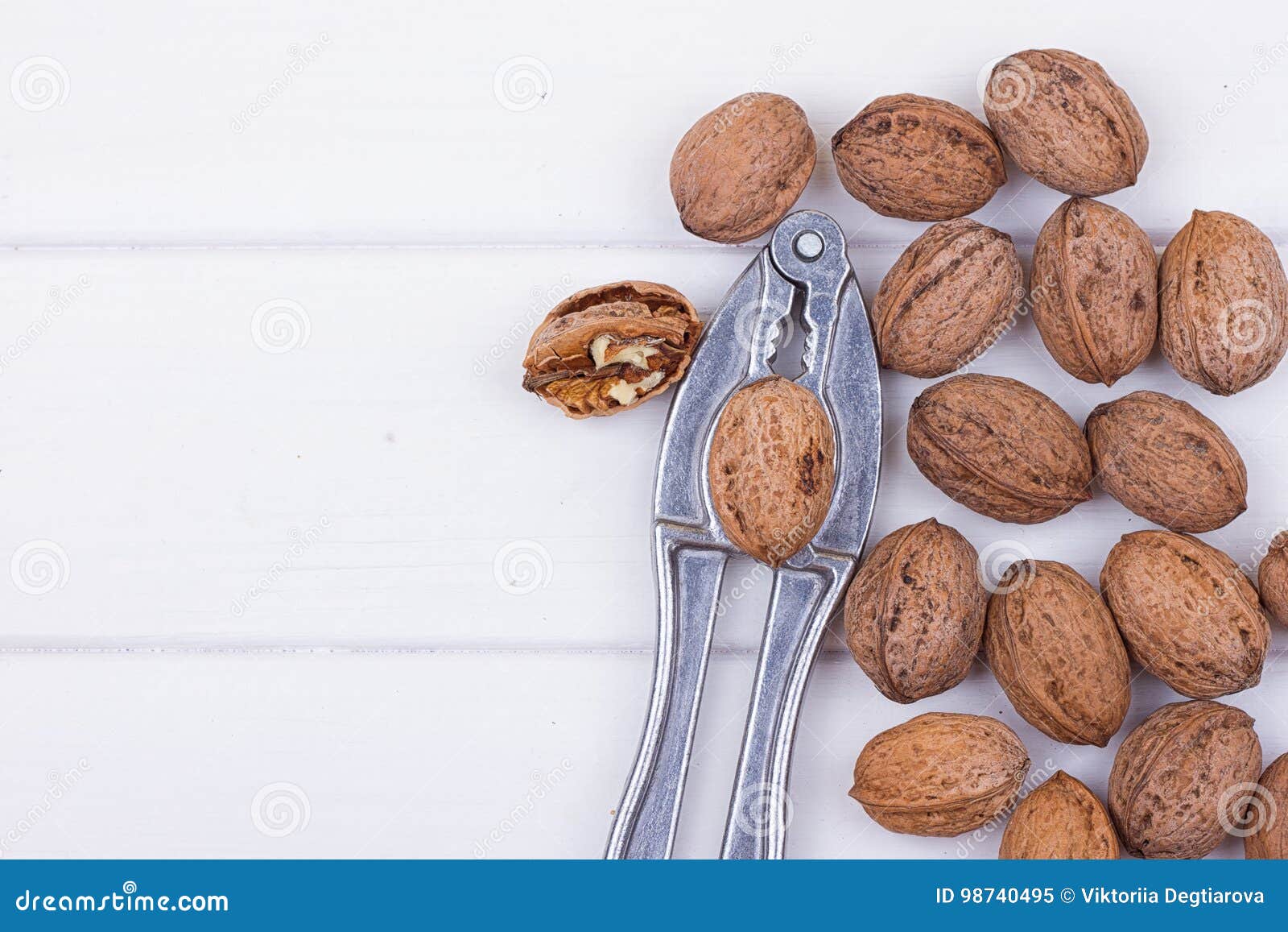 Nueces en blanco imagen de archivo. Imagen de objeto - 98740495