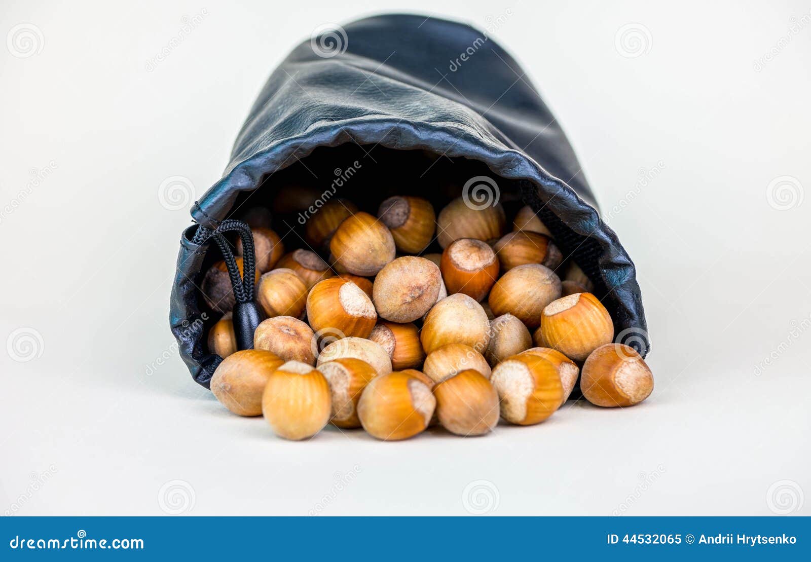 Nueces en un saco imagen de archivo. Imagen de germen - 44532065