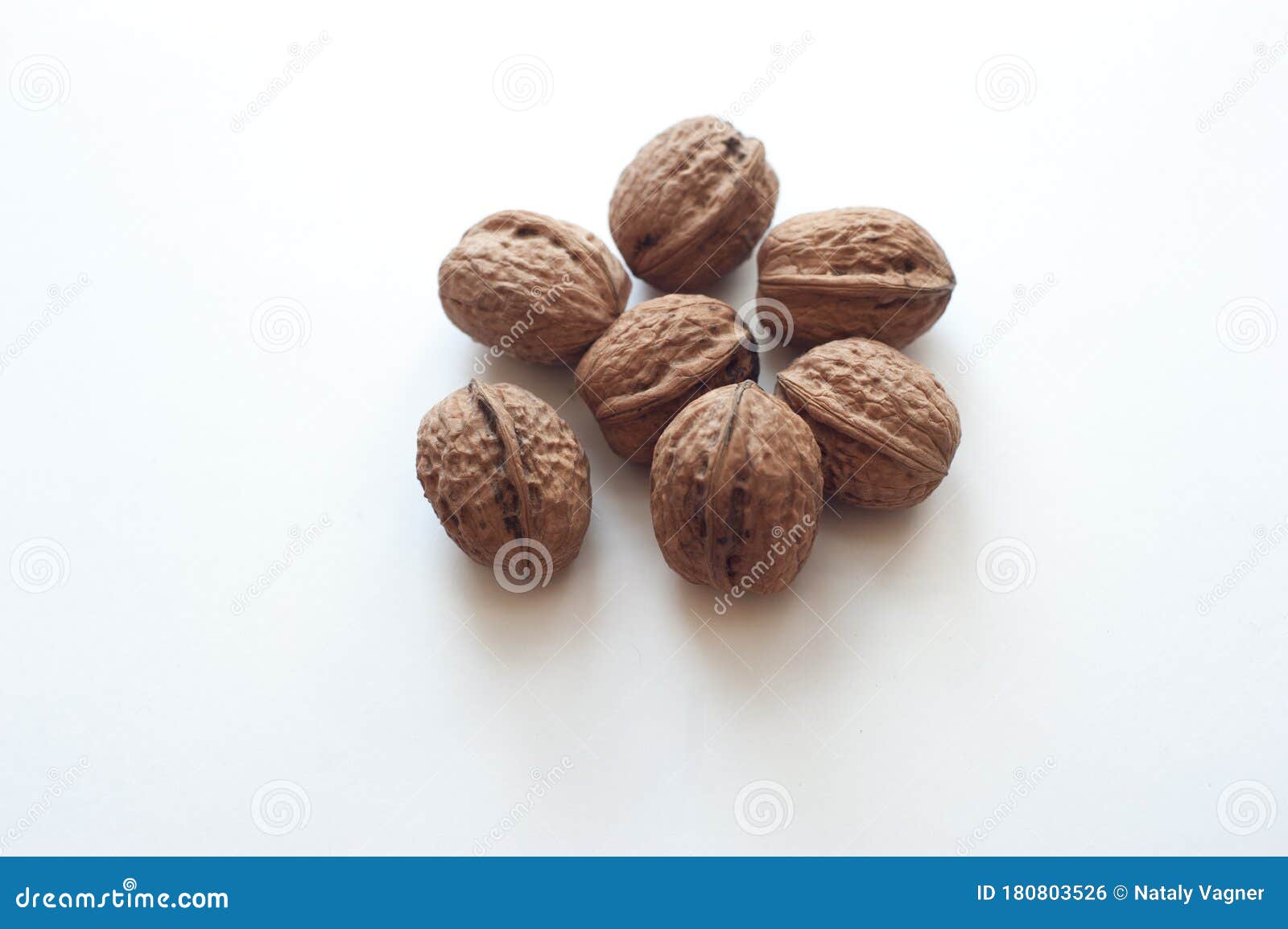 Nueces enteras deliciosas foto de archivo. Imagen de bocado - 180803526