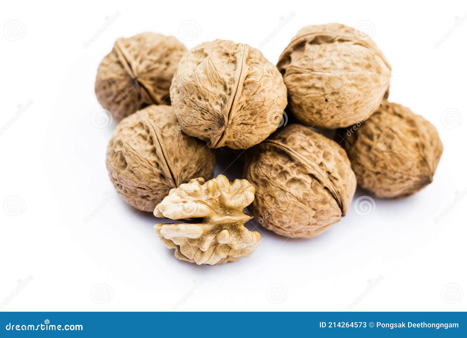 Nueces sobre fondo blanco imagen de archivo. Imagen de fruta - 214264573
