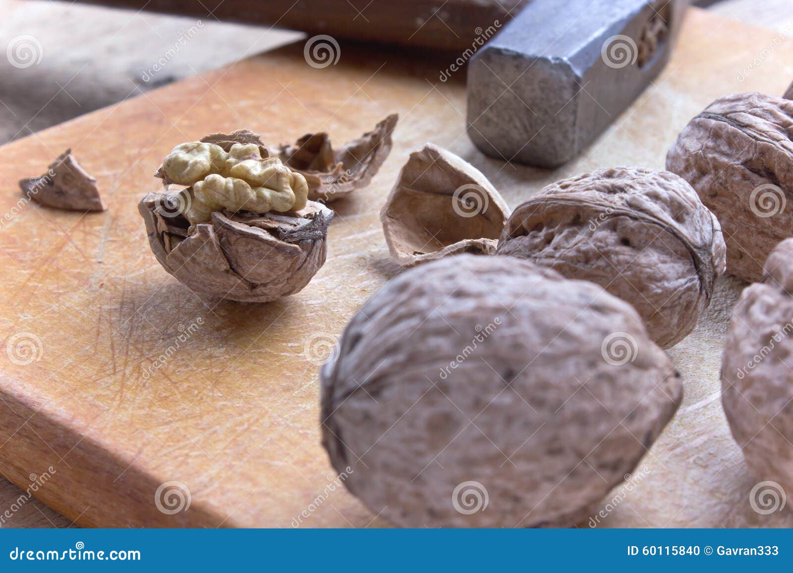 Nueces Y Martillo Agrietados Foto de archivo - Imagen de oxidado, fruta ...