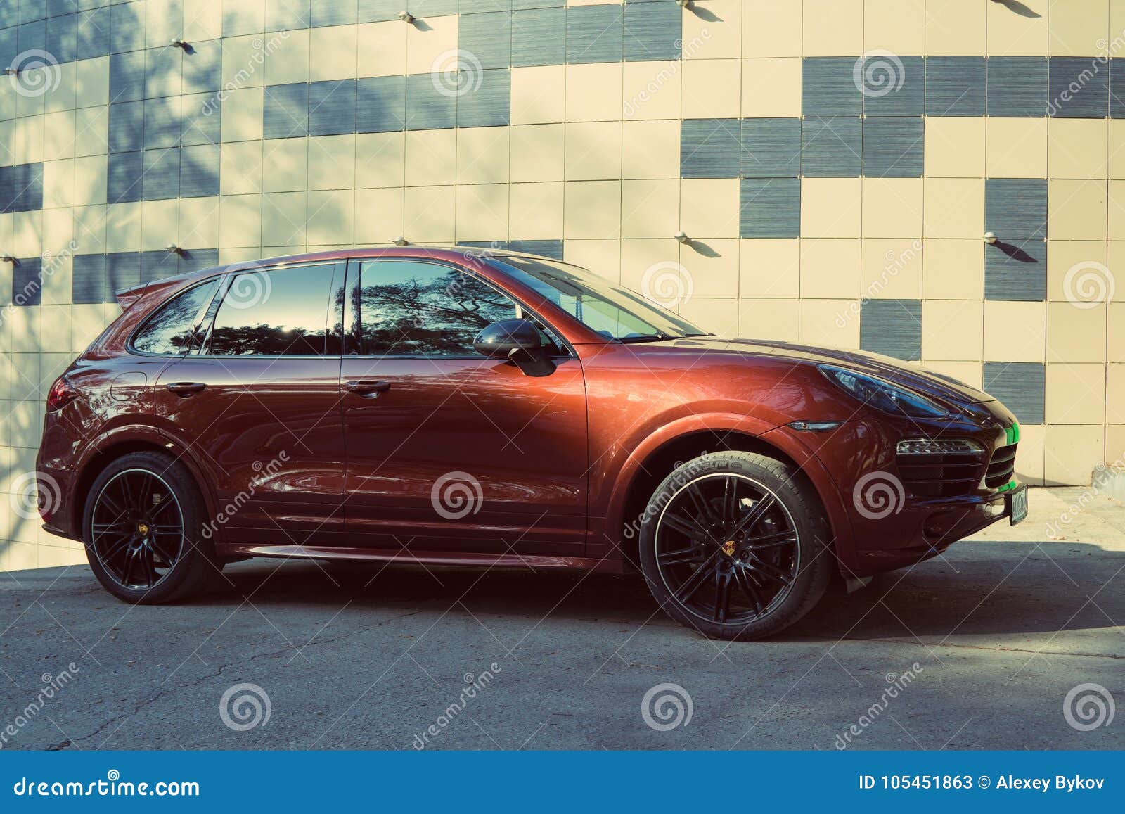 Nueva Casa Moderna Parqueada Porsche Cayenne De Lujo Foto de archivo ...