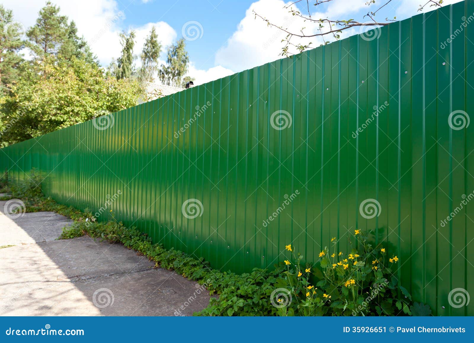 Nueva cerca galvanizada imagen de archivo. Imagen de acanalado - 35926651