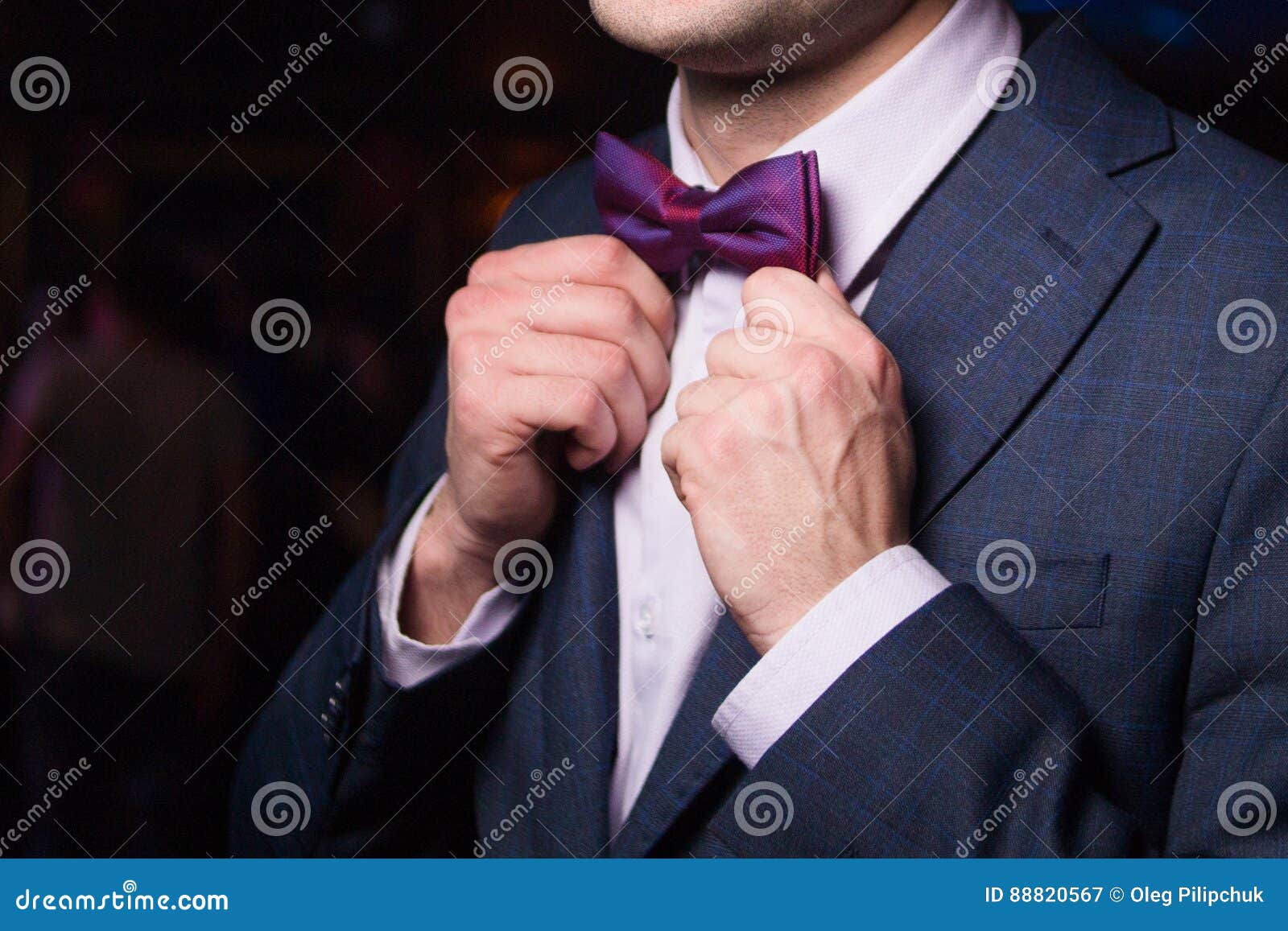 Nueva Corbata De Lazo Violeta Imagen de archivo - Imagen de manera ...