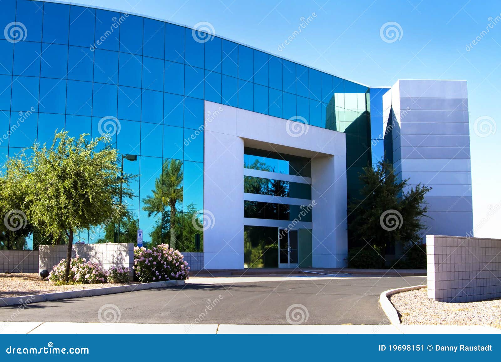 Nueva Entrada Corporativa Moderna Del Edificio De Oficinas Imagen de ...