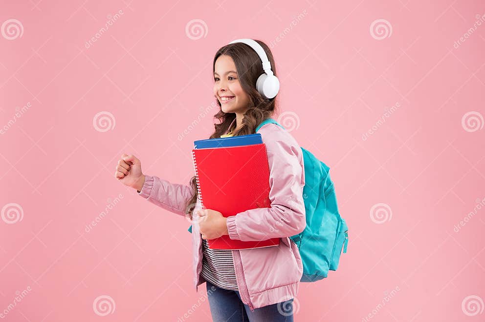 Nueva Perspectiva Del Aprendizaje Niño Feliz De Vuelta A La Escuela De