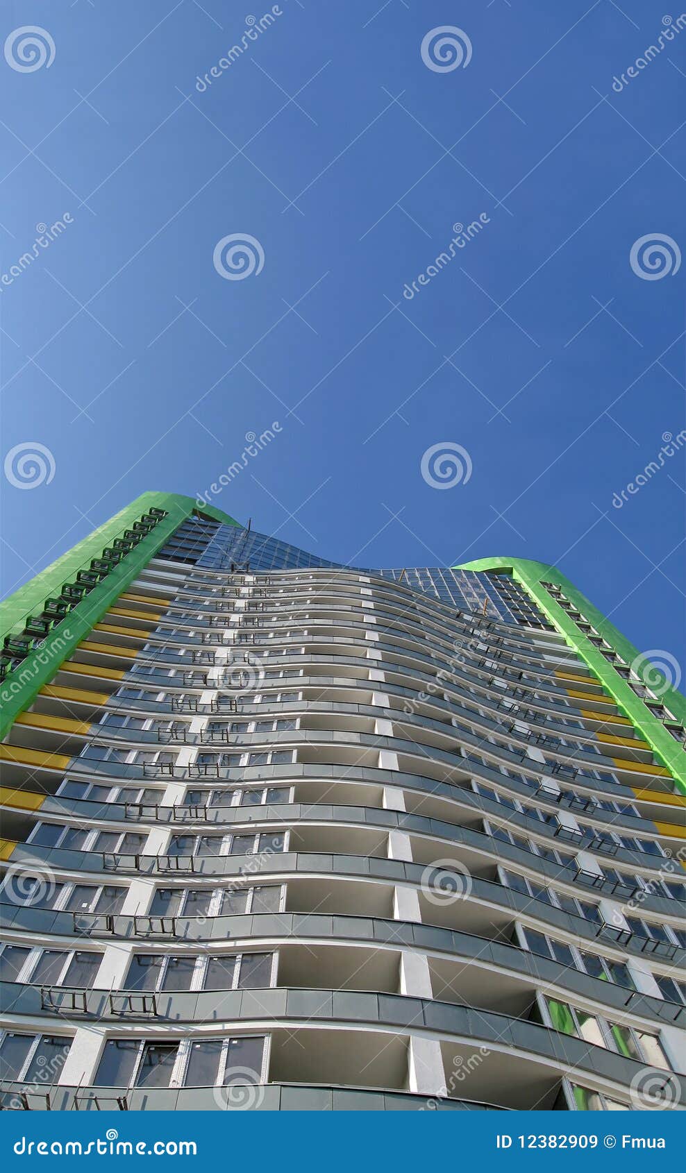 Nuevo Alto Edificio Urbano, Color Verde, Cielo Azul Imagen de archivo ...
