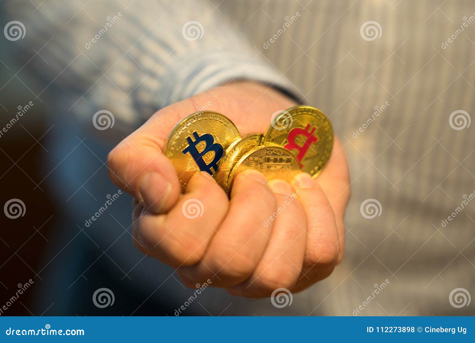 Nuevo Dinero Virtual De Oro De Bitcoins Foto de archivo editorial ...