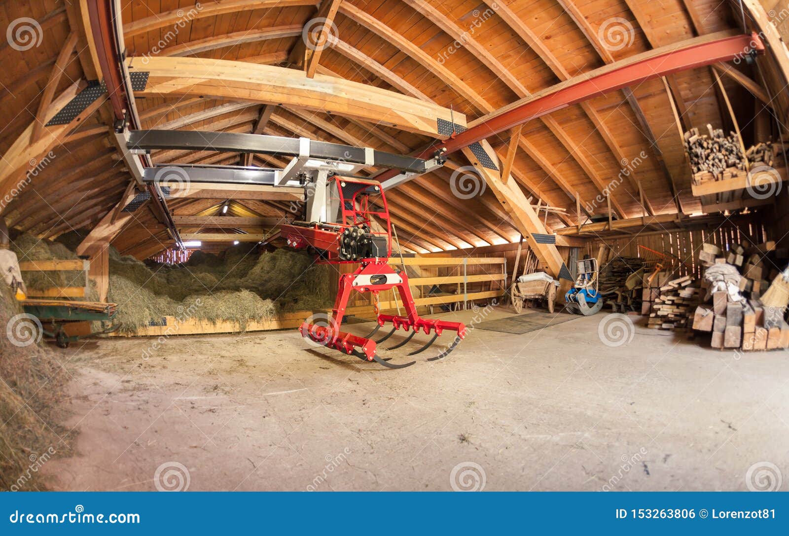 Nuevo Henil Moderno Durante Haymaking Foto de archivo - Imagen de corte ...