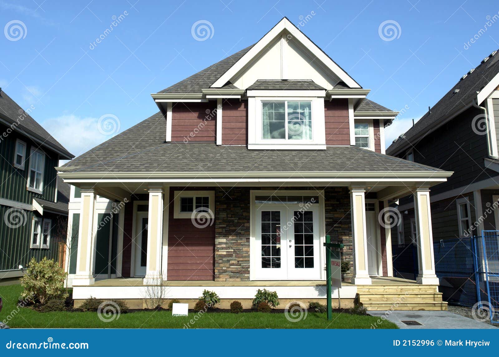 Nuevo hogar foto de archivo. Imagen de casero, lujo, distintivo - 2152996