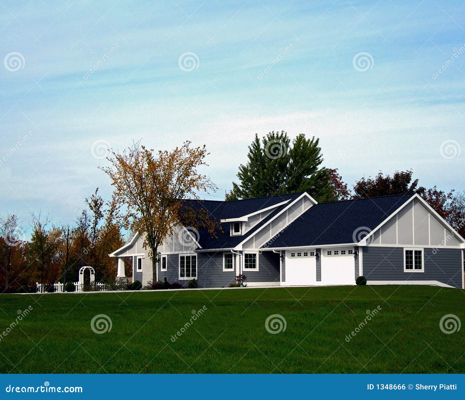 Nuevo hogar moderno foto de archivo. Imagen de casas, dolar - 1348666