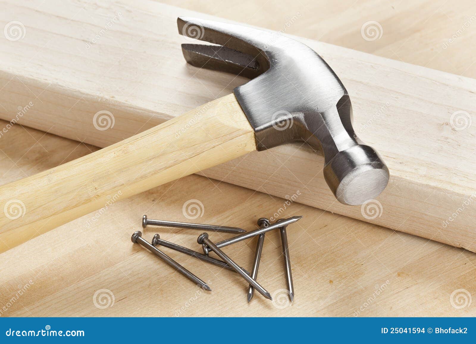 Nuevo martillo de madera foto de archivo. Imagen de herramientas - 25041594