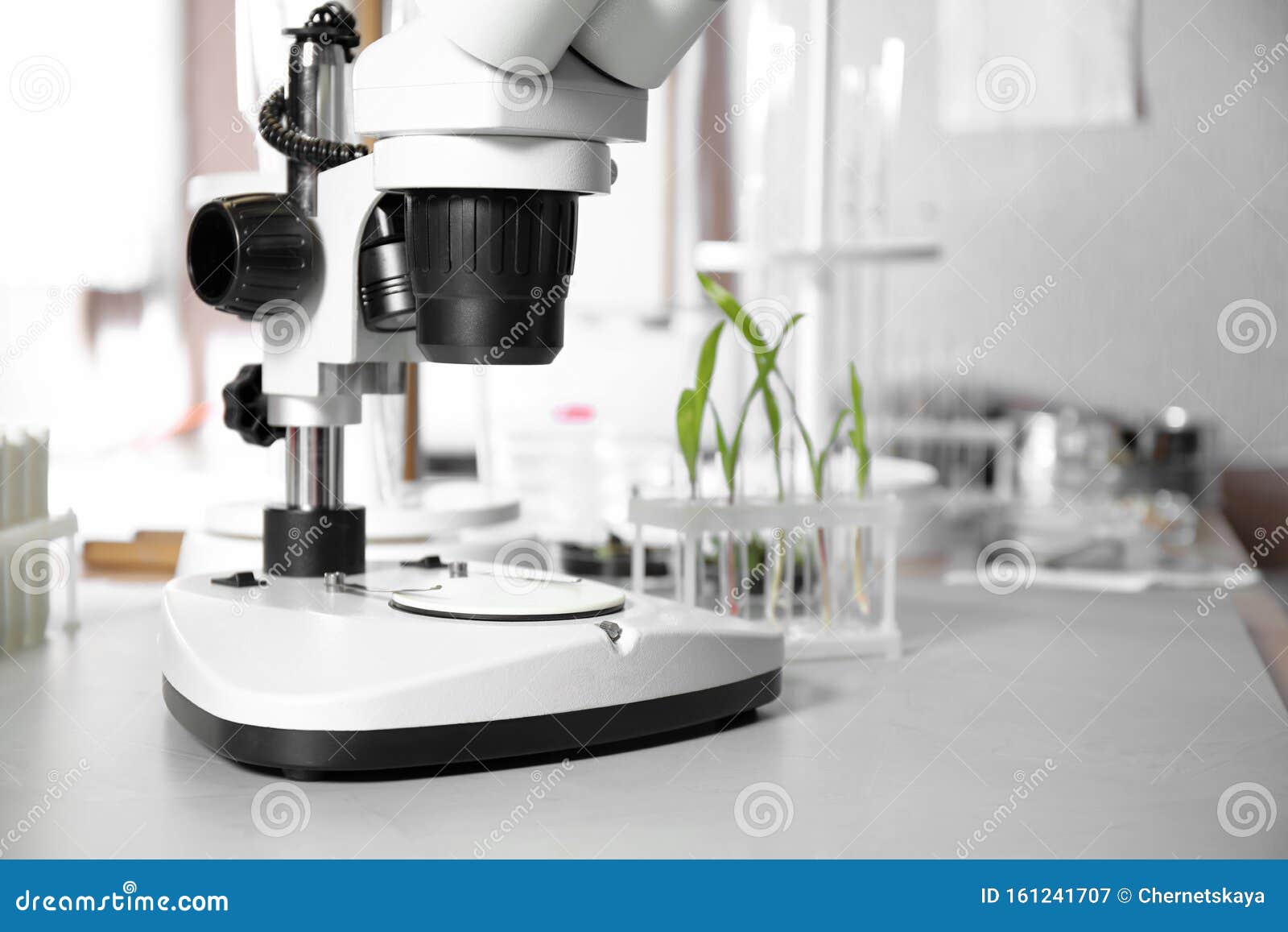 Nuevo Microscopio Moderno En Laboratorio Imagen de archivo - Imagen de ...