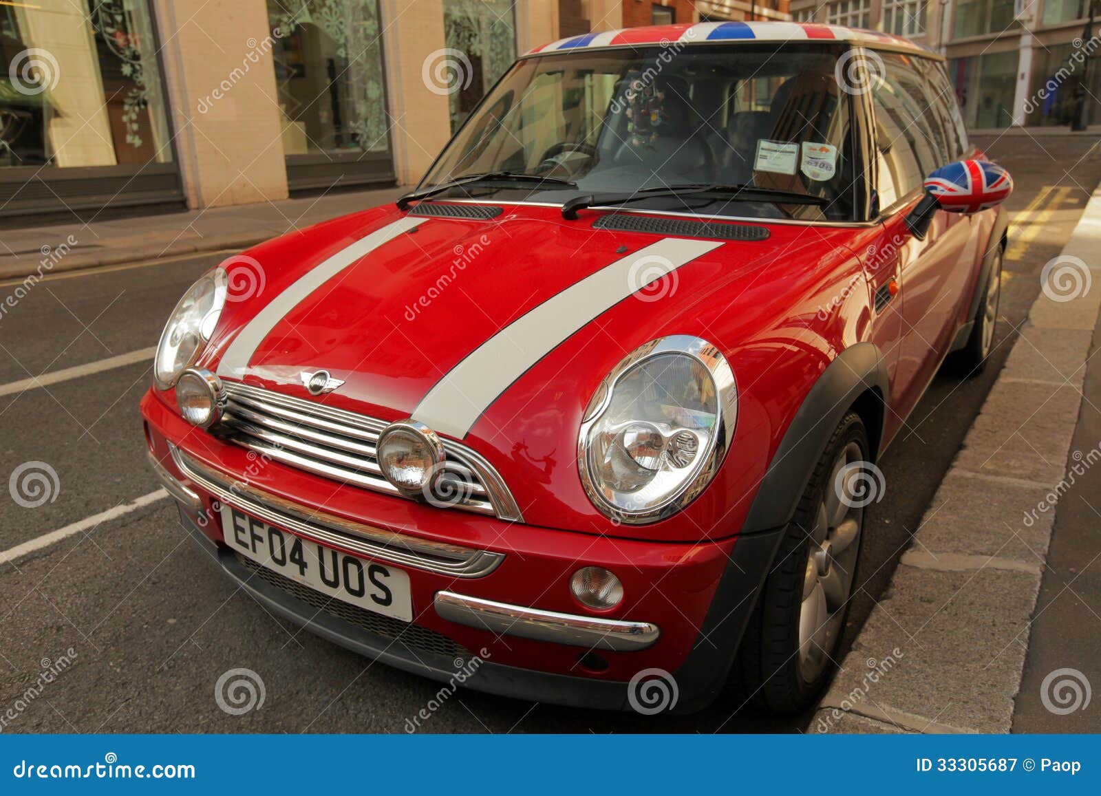 Nuevo Mini Cooper rojo fotografía editorial. Imagen de londres - 33305687
