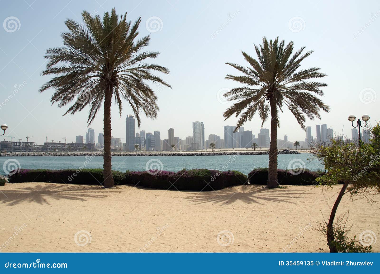 Nuevos Edificios Como Rascacielos En Dubai Imagen de archivo - Imagen de comercial, abundancia ...