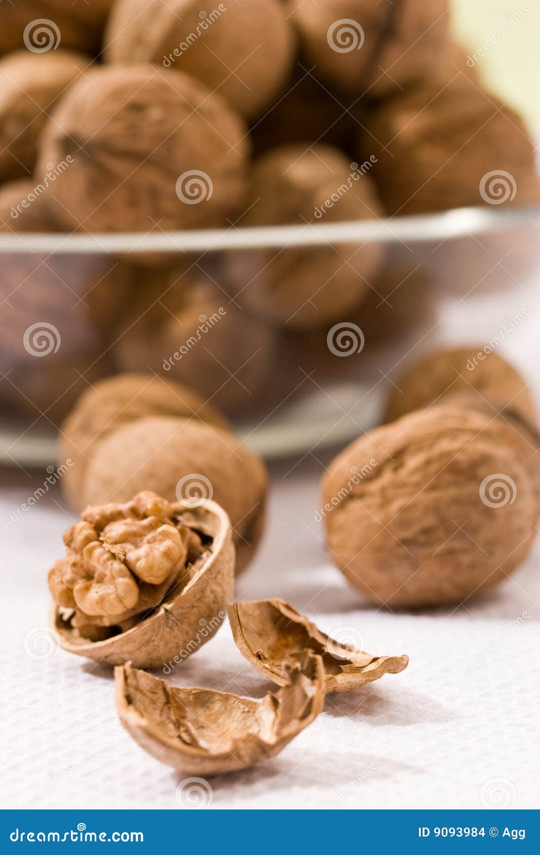 Nuez foto de archivo. Imagen de nutmeat, rivalidad, nutshell - 9093984